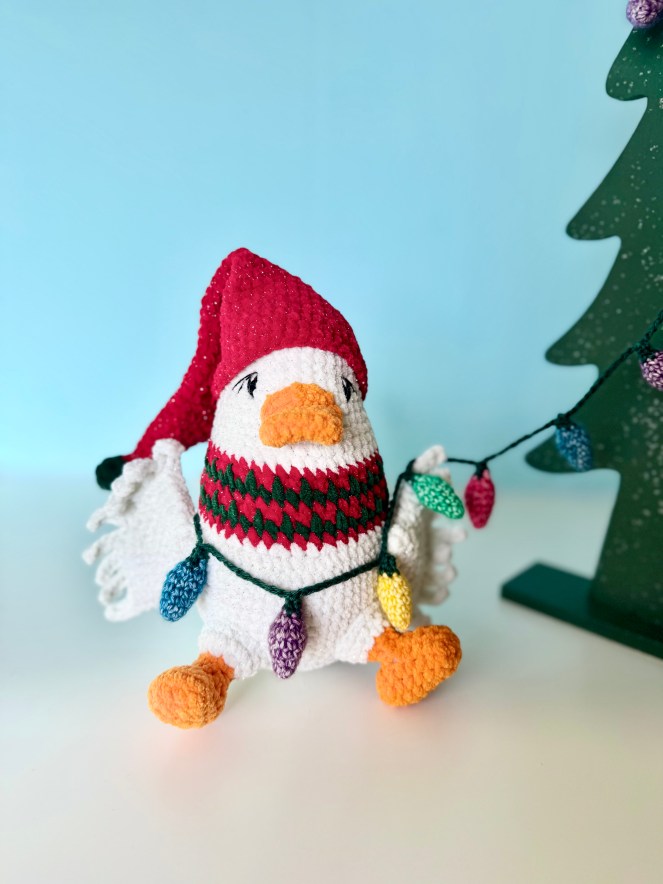 Juniper Frost – A Free Christmas Duck Crochet Pattern – SarahDee Crochet